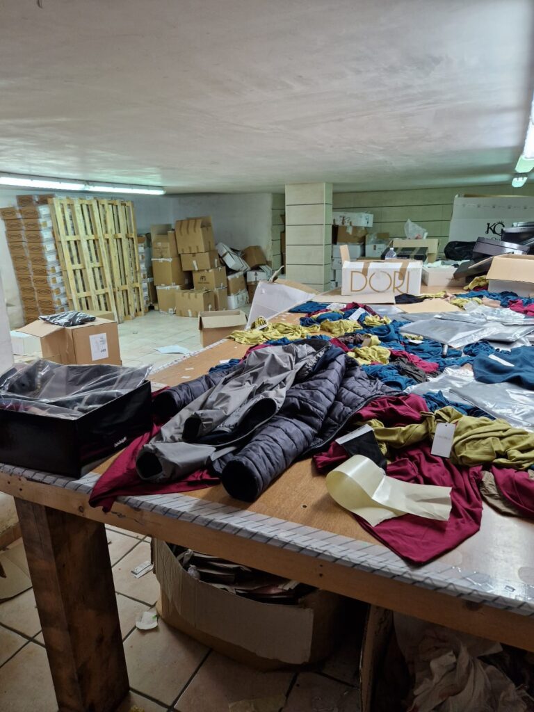 Capi Di Abbigliamento Contraffatti Maxi Sequestro A San Valentino