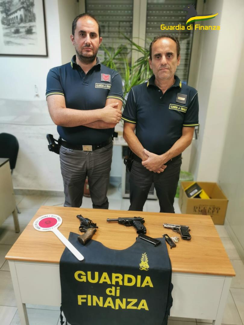 Gdf recupera in un tombino 3 pistole e 23 proiettili - La Città di Salerno